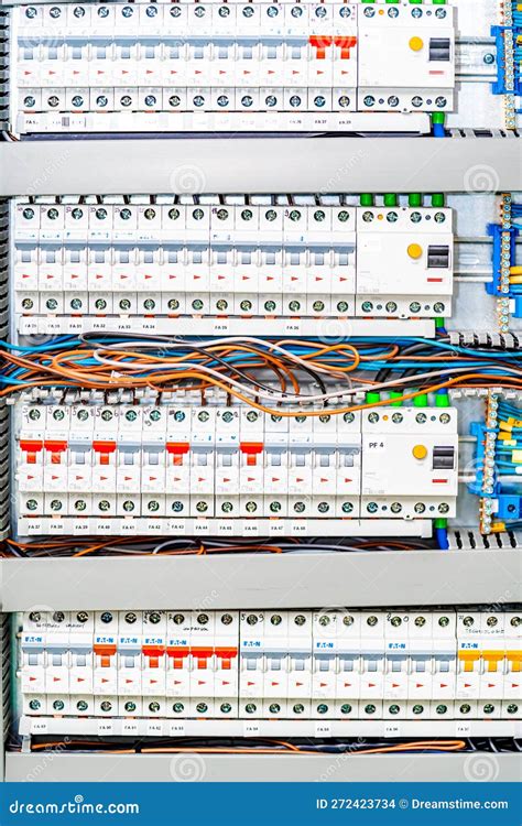 electricity distribution system with fuses and overvoltage protection