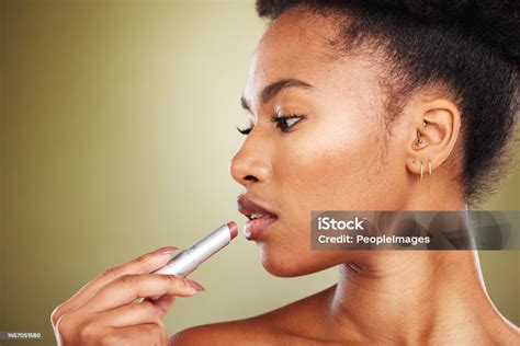 립스틱 미용 흑인 여성 화장품 메이크업 및 얼굴 마케팅 광고 또는 홍보 공간을 위한 스튜디오 모형 녹색 배경에 입술 컬러 제품
