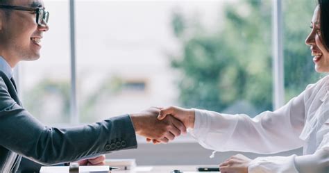 グローバル人材の定義とは？ 社内育成の具体的なステップや注意点、求められるスキルを解説 Bizreach Withhr 法人向けビズリーチ