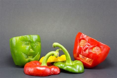 할로윈에 대 한 어두운 배경에서 피망에 새겨진 무서운 얼굴 계절에 대한 스톡 사진 및 기타 이미지 계절 귀여운 노랑