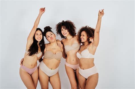 스튜디오에서 미소 짓는 다양한 신체 유형을 가진 낙관적 인 젊은 다양한 숙녀 란제리에 대한 스톡 사진 및 기타 이미지 란제리
