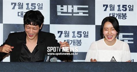 [포토s] 아역 배우의 공격에 빵 터진 강동원과 이정현