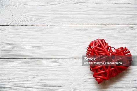 흰색 나무 배경에 큰 빨간 등나무 심장 클로즈업 맨 위 보기 성 발렌타인 데이 배경입니다 0명에 대한 스톡 사진 및 기타 이미지