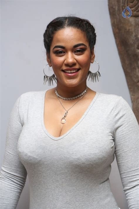 Mumaith Khan New Pics Photo 7 Of 28