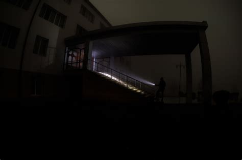 밤에 숲에서 유령 또는 안개에 유령의 공포 집 버려진 오래 된 집 죽은 숲에서 오래 된 신비의 건물입니다 어두운 숲의 중간에 소 름 집 건축에 대한 스톡 사진 및 기타