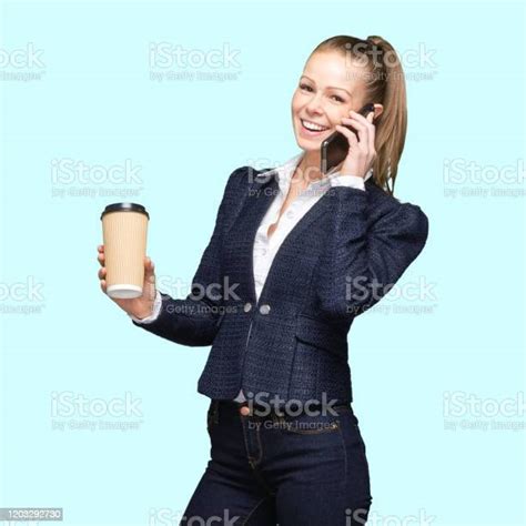 청바지를 입고 커피 컵을 들고 스마트 폰을 사용하여 색배경 앞에 서있는 세대 Z 여성 Z세대에 대한 스톡 사진 및 기타 이미지