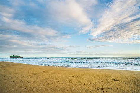 Playa Cocles 아름다운 열대 카리브해 해변 푸에르토 비에호 코스타리카 동부 해안 및 섬 코클레스의 일출 0명에 대한