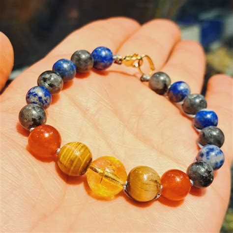 خرید و قیمت دستبند سنگی اصل بشرط دستبند درمانئ دستبند ماه تولد دستبند زبرجد طلایی اصل دستبند