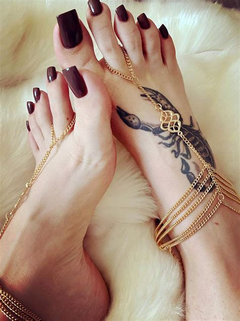Foot Dommes Social Media Feet