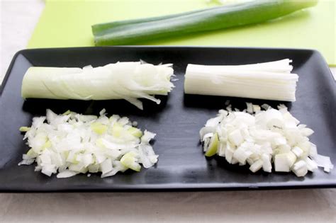 【料理の裏ワザ】もう絶対に飛び散らない宣言！薬味の長ねぎがめっちゃラクに「みじん切り」できる方法【55万いいね】 『あたらしい日日