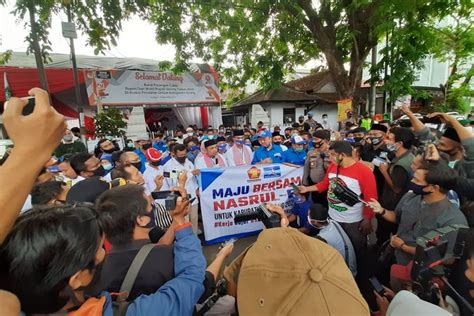 Daftar Ke KPU Anak Mantan Bupati Serang Diantar Ratusan Pendukung