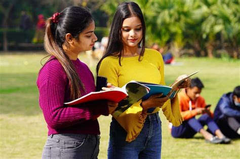Bella Estudiante India Que Estudia Al Aire Libre Mujer Sonriente Que