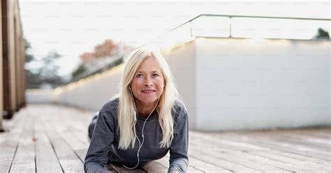 야외에서 운동을 하고 스트레칭을 하는 시니어 여성의 정면 사진 Unsplash의 노인 이미지