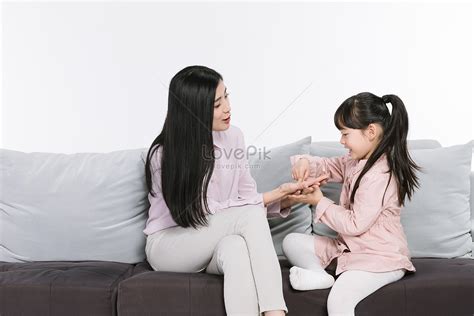 엄마와 딸은 신나게 놀았다 사진 무료 다운로드 Lovepik