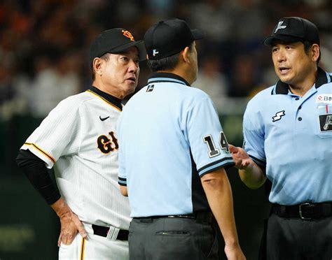 ＜巨・d＞4回、リプレー検証の結果を受け審判団と話す原監督（撮影・島崎忠彦） ― スポニチ Sponichi Annex 野球