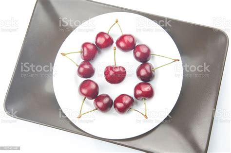 육즙이 많은 체리 베리는 흰색 접시에 놓여 있습니다 아침 식사에 대 한 건강 한 음식 식물의 열매 과일 디저트 건강한 식생활에