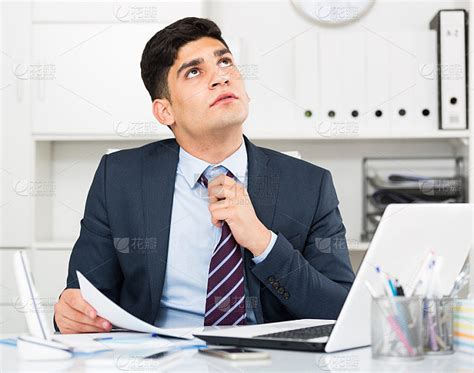 年轻的经理在项目中遇到了复杂的问题