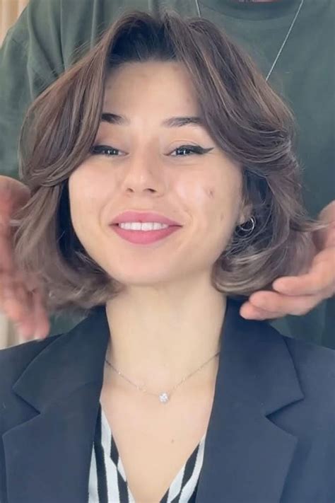 40 Chic Short Hairstyles To Enhance Fine Hair Feathered Bob With Soft