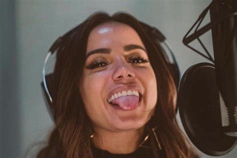 Loira Anitta tampa apenas parte dos seios em novo clipe e fãs deliram