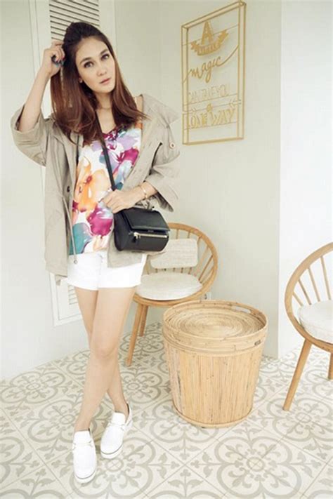 Intip Seksinya Kaki Jenjang Dan Paha Mulus Luna Maya Dzargon