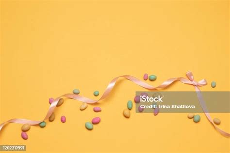 카피 스페이스가있는 노란색 배경에 컬러 설탕 사탕 젤리 콩과 실크 리본 활 감귤류 과일에 대한 스톡 사진 및 기타 이미지
