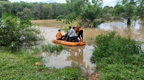 Ruas Jalan Terputus Akibat Banjir BPBD Lampung Timur Terjunkan Perahu