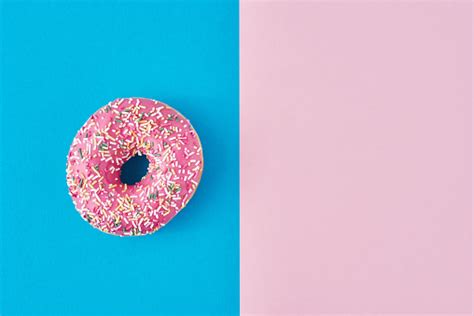 파스텔 핑크와 블루 배경에 도넛 미니멀리즘 창조적 인 음식 구성 플랫 레이 스타일 0명에 대한 스톡 사진 및 기타 이미지 0