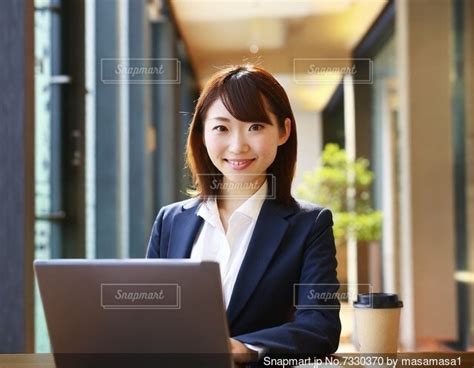 パソコンを使うビジネスウーマン 生成ai画像の写真・画像素材 7330370 Snapmart（スナップマート）