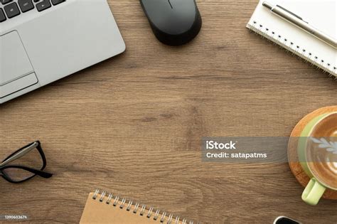 노트북 컴퓨터 커피 한 잔 및 사무 용품이있는 목재 사무실 책상 테이블 복사 공간 플랫 레이가 있는 상단 뷰입니다 탁자에 대한 스톡 사진 및 기타 이미지 Istock