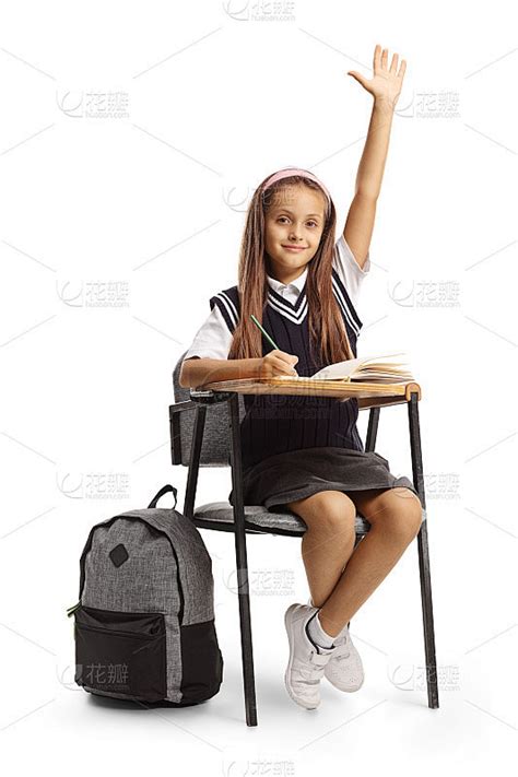 身穿校服的女学生在课堂上举手示意