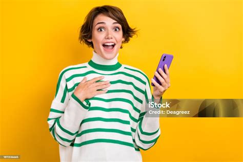 충격을 받은 인상 레이디 웨어 스트라이프 풀오버 의사 소통 인스 타 그램 트위터 전보 페이스 북 고립 된 노란색 배경 사진 Omg에 대한 스톡 사진 및 기타 이미지 Istock