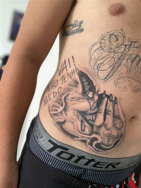 Pin De Gabriel Em Papel De Parede Preto Em 2024 Tatuagem Atrás Do