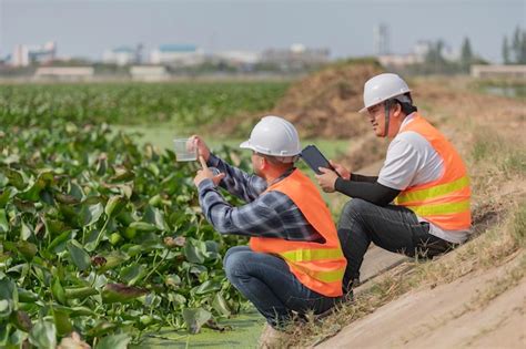 Premium Photo Environmental Engineers Inspect Water QualityBring