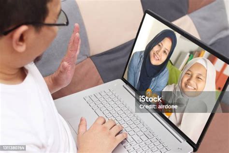 집에서 가족과 화상 통화를하는 남자 노트북에 아내와 딸 원격 가상 통신 화상 통화에 대한 스톡 사진 및 기타 이미지 화상