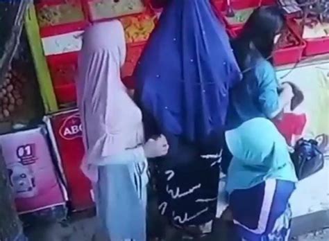 Aksi Mak Mak Berhijab Terekam Cctv Berbuat Tak Terpuji Di Pasar Tuh Lihat