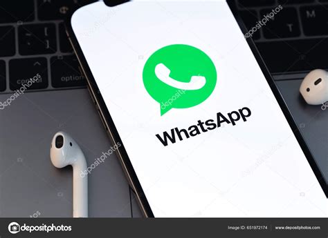Whatsapp Logo Mobile App Screen Smartphone Iphone Airpods Closeup Whatsapp — Stock Editorial