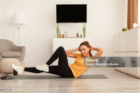 아프리카 여자 팔꿈치에서 무릎 복근 크런치 실내 하는 운동 땋은 머리에 대한 스톡 사진 및 기타 이미지 땋은 머리 18