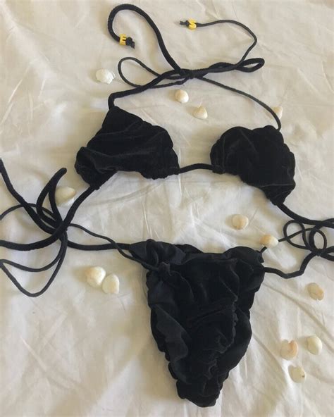 7 Hot Sexy Sarah Fielding Bikini Pics