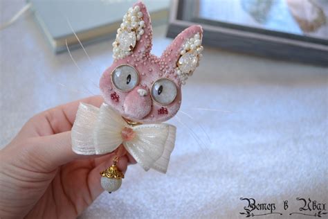 Котик Зизи `Ягодный леденец` Брошь | Fabric flower tutorial, Flower ...