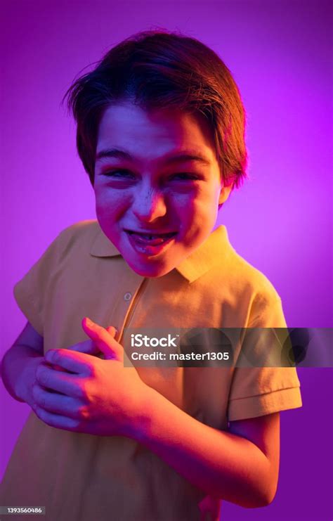 네온 빛으로 보라색 배경에 고립 된 미소를 짓는 소년 어린이 얼굴 만들기의 초상화 8 9 살에 대한 스톡 사진 및 기타 이미지 8 9 살 감정 공부 Istock