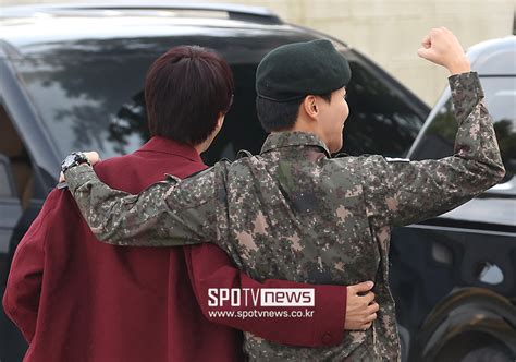 포토s 전역한 방탄소년단 제이홉 마중 나온 진과 다정하게 어깨동무