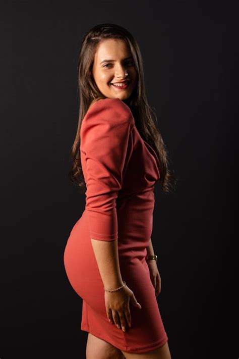 갈색 머리 검은색 미소 짓는 서 있는 수직 쐈어 스웨터 스튜디오 촬영 여성 젊은 패션 사진 포즈를 취하는 회색 배경에 관한 무료 스톡 사진