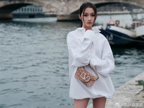 关晓彤把优越的大长腿发挥到了极致