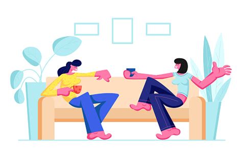 여자 친구의 커플 소파에 앉아 음료를 마시고 집에서 의사 소통 여성 캐릭터 우정 여자 여가 여가 Sparetime 채팅 만화