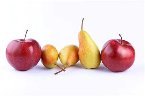 노란 배 디자이너에 대 한 격리는 흰색 바탕에 빨간색과 녹색 사과 Pyrus Nivalis에 대한 스톡 사진 및 기타 이미지