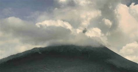 印尼伊里莱沃托洛科火山喷发 火山灰柱高达300米 消息 机构 时间