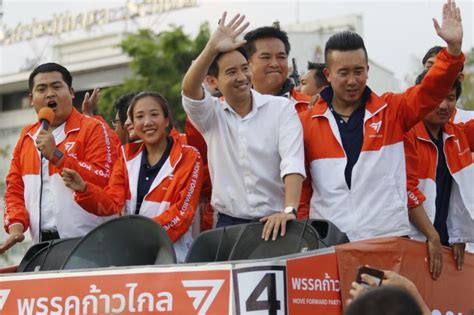 “พิธา” นำว่าที่ ส ส ของพรรคก้าวไกล ขึ้นรถแห่ ขอบคุณประชาชนทุกคะแนนเสียง
