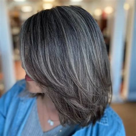Ideen Wie Graue Haare Bei Dunklem Haar Rauswachsen Lassen