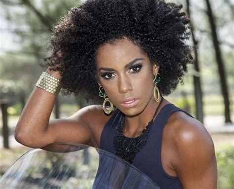Ivi Pizzott Cria Looks Ousados E Posa Para Ensaio On The Road