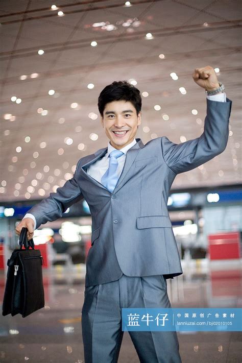 商务男士在机场庆祝 蓝牛仔影像 中国原创广告影像素材